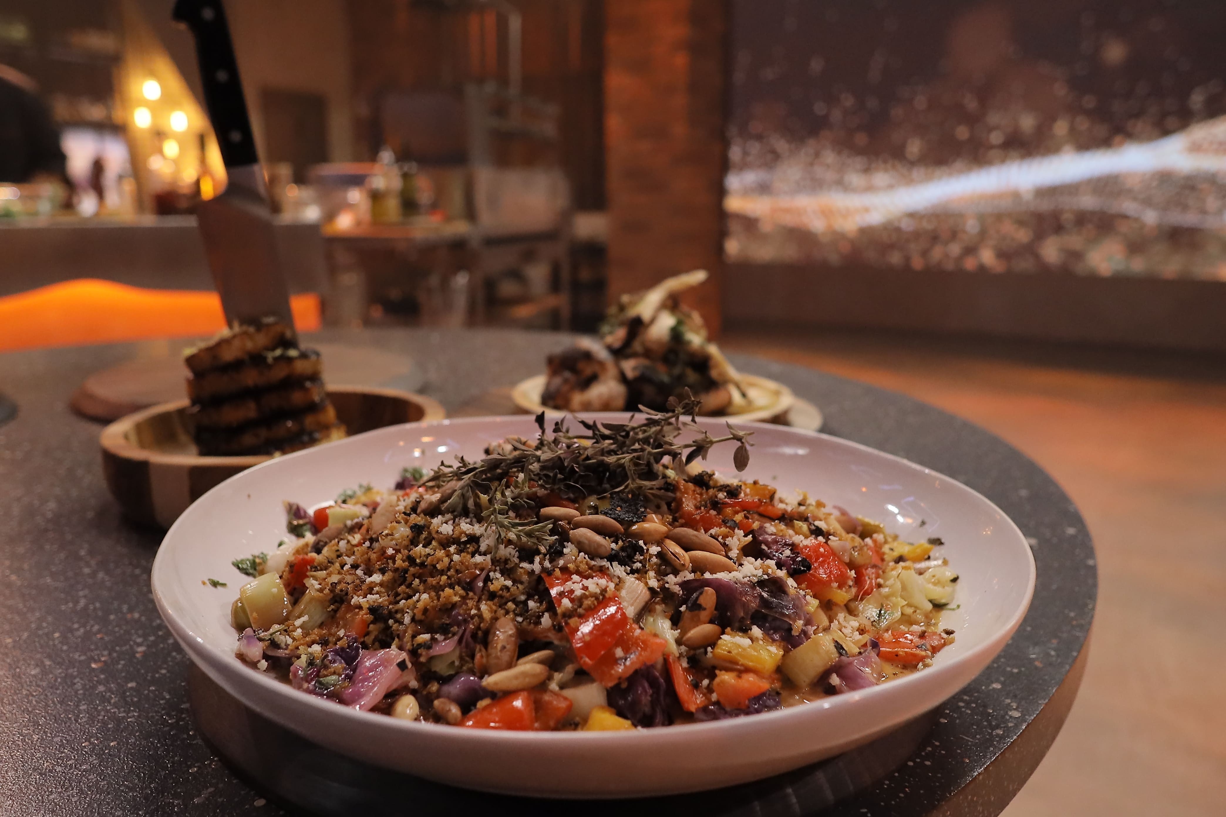 Salada de legumes defumados na brasa, acompanhada de pão artesanal ...