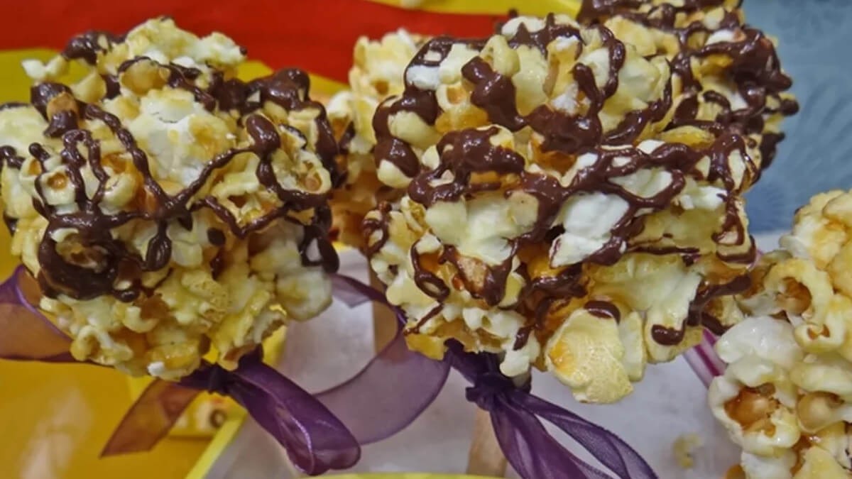 Pipoca doce no palito | Doces | Receitas