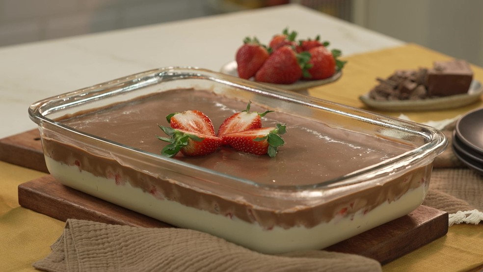 torta de chocolate e morango